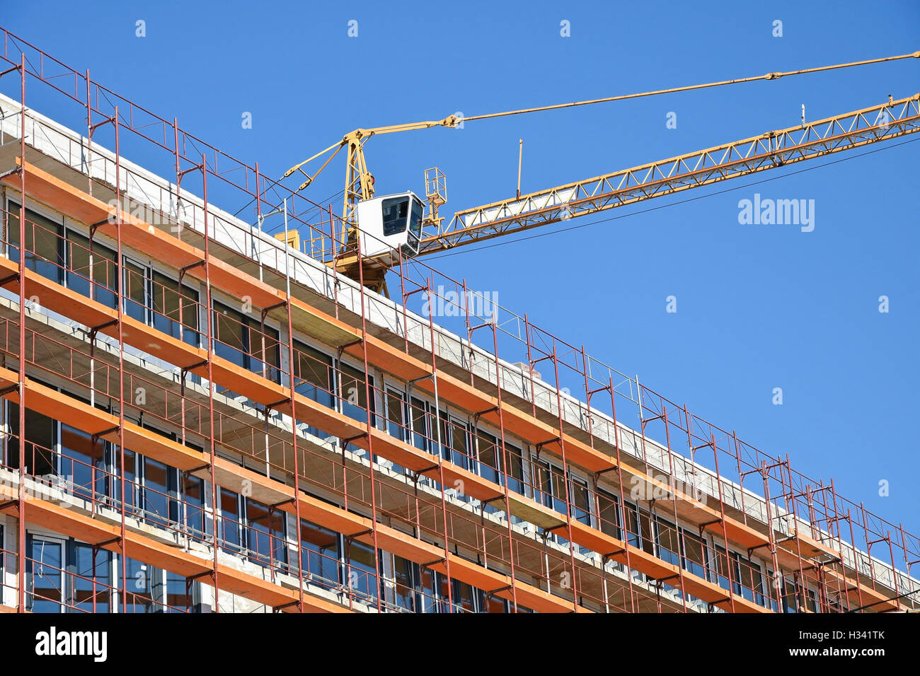 Grue à tour sur le chantier de construction d'un nouvel immeuble de ...