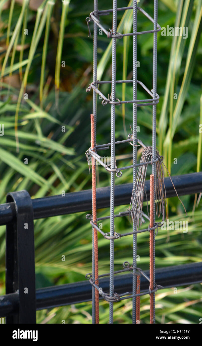 L'armature utilisée pour faire des colonnes de ciment Photo Stock - Alamy
