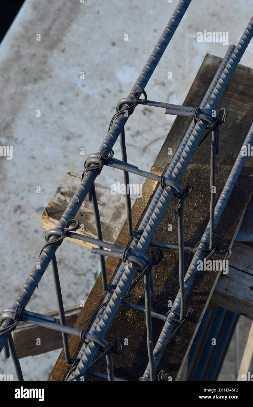 L'armature utilisée pour faire des colonnes de ciment Photo Stock - Alamy