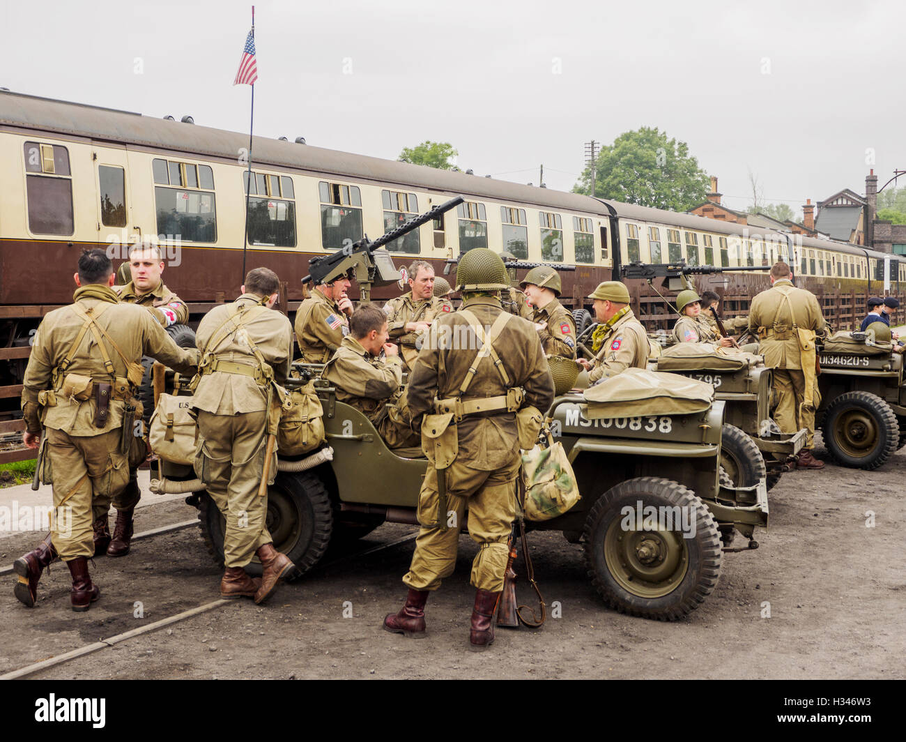 Re-enactment - WW2 US les troupes aéroportées à une gare quelque part ...