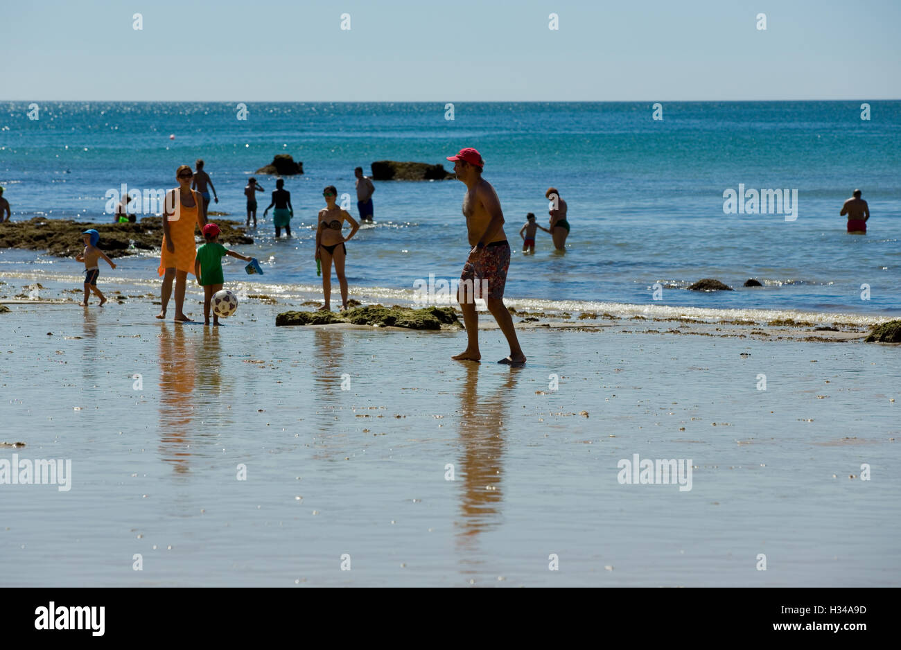 Les personnes à la célèbre plage d'Olhos de Agua Albufeira. Cette plage ...