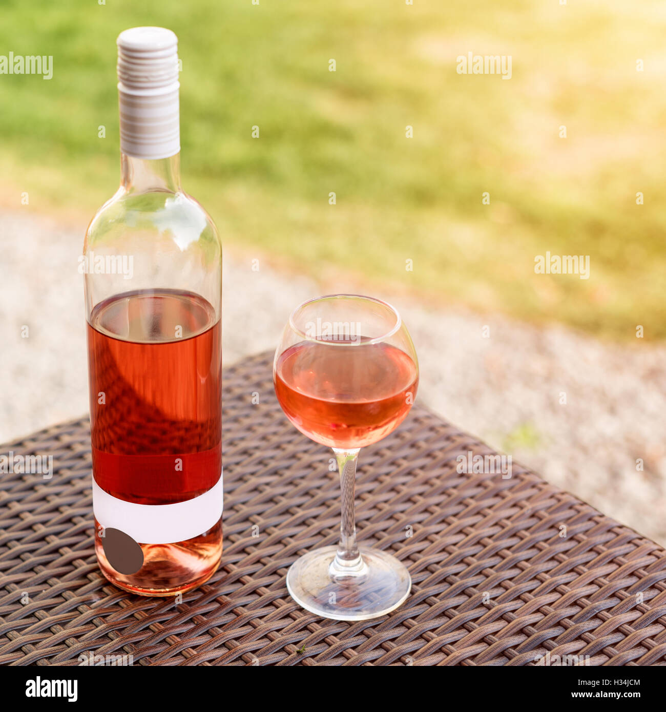 Un verre et une bouteille de vin rouge ou rose en automne vigne sur ...