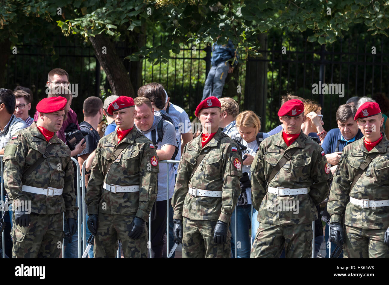 Pologne, Varsovie : officiers de police militaire lors d'un défilé ...