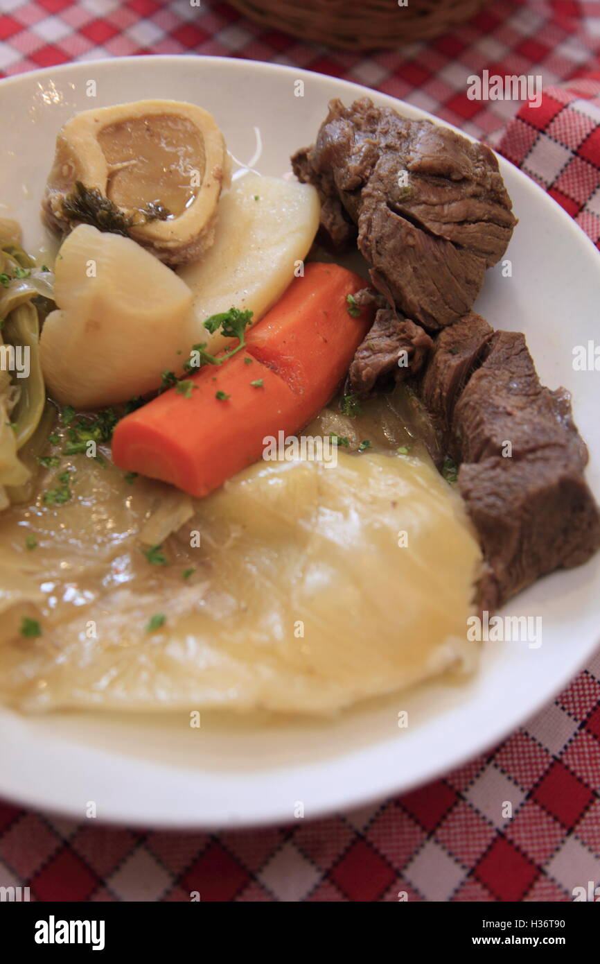 Le ragoût de boeuf français traditionnel pot-au-feu servi dans le ...