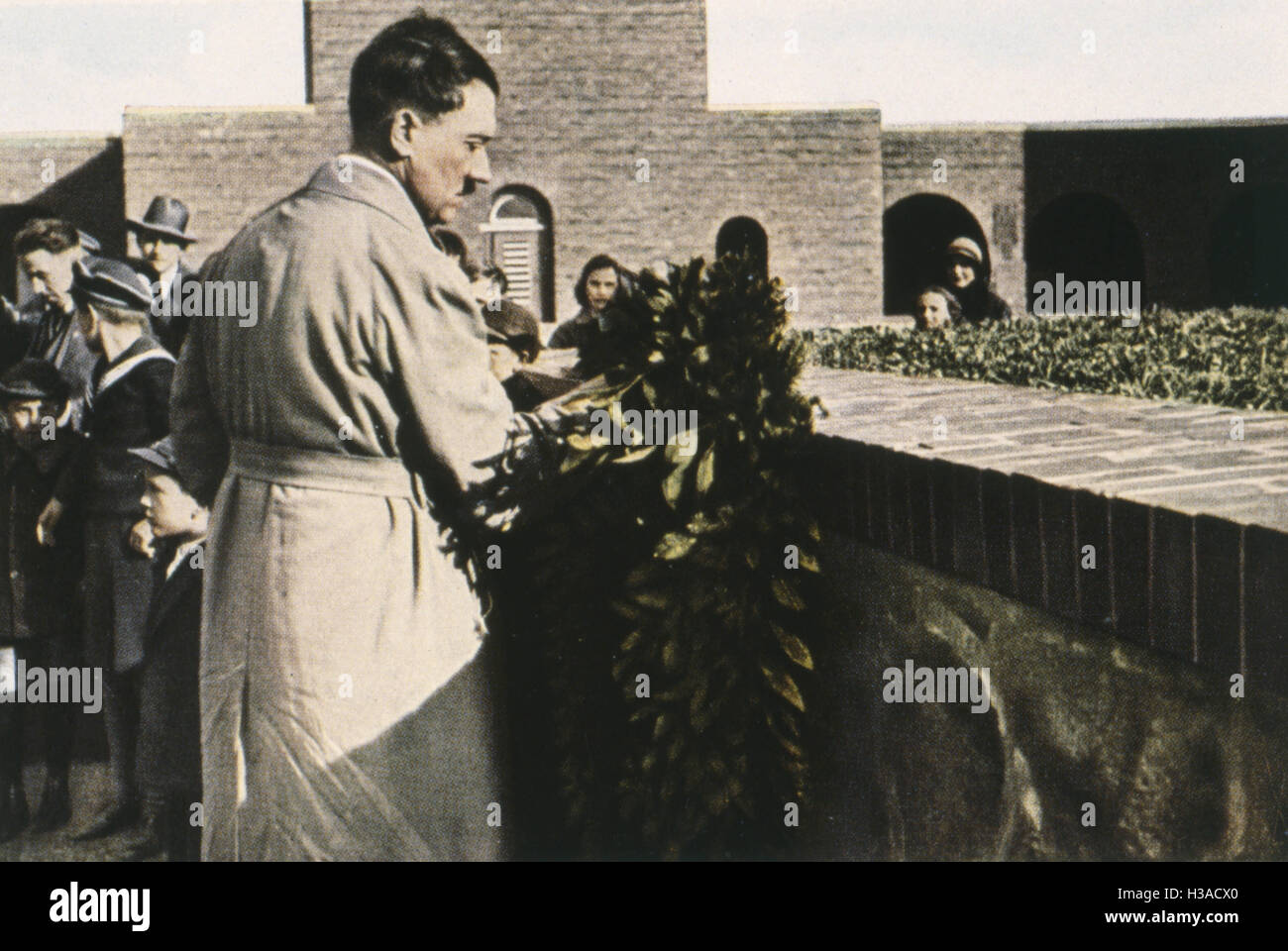 Adolf Hitler au Memorial Tannenberg en Prusse orientale, 1931 Photo ...