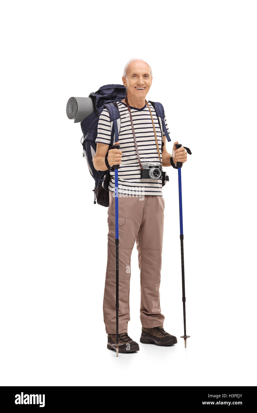 Portrait d'un homme âgé qui posent avec des équipements de randonnée ...