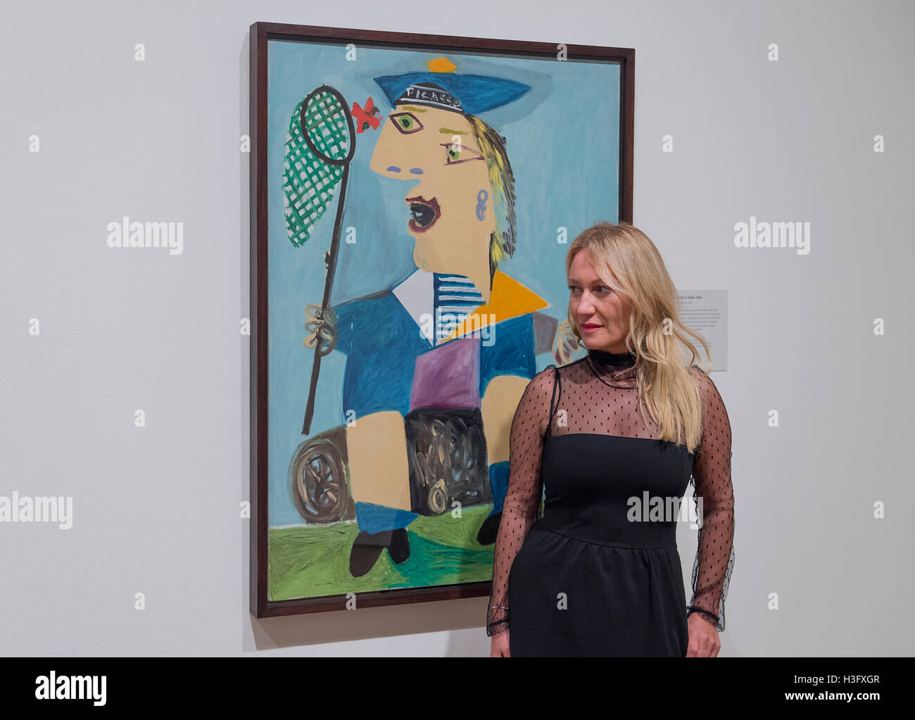Diana Widmaier Picasso, petite-fille de Pablo Picasso, pose avec Maya ...