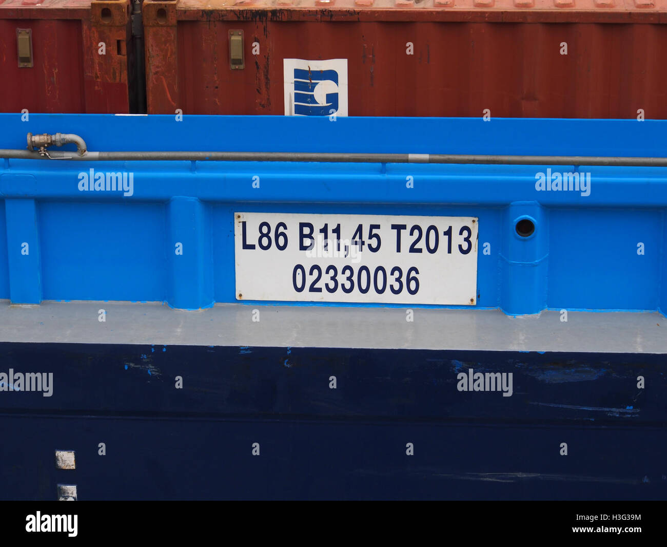 Le Smart Barge, un cargo moderne construit en 2008, immatriculé ENI ...