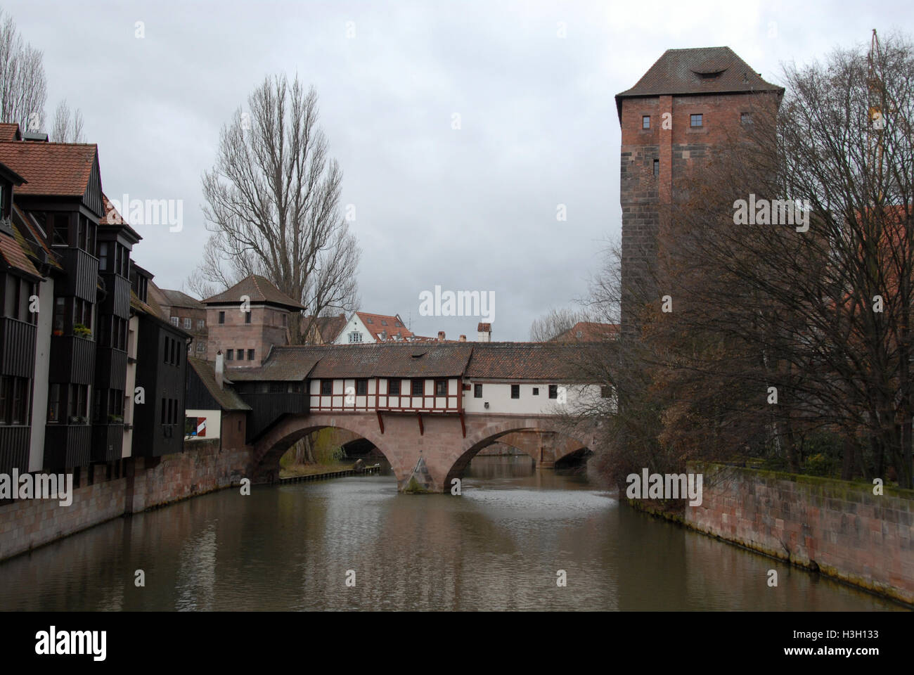 Le pont médiéval en bois Henkersteg (pont du Hangman's) et la ...
