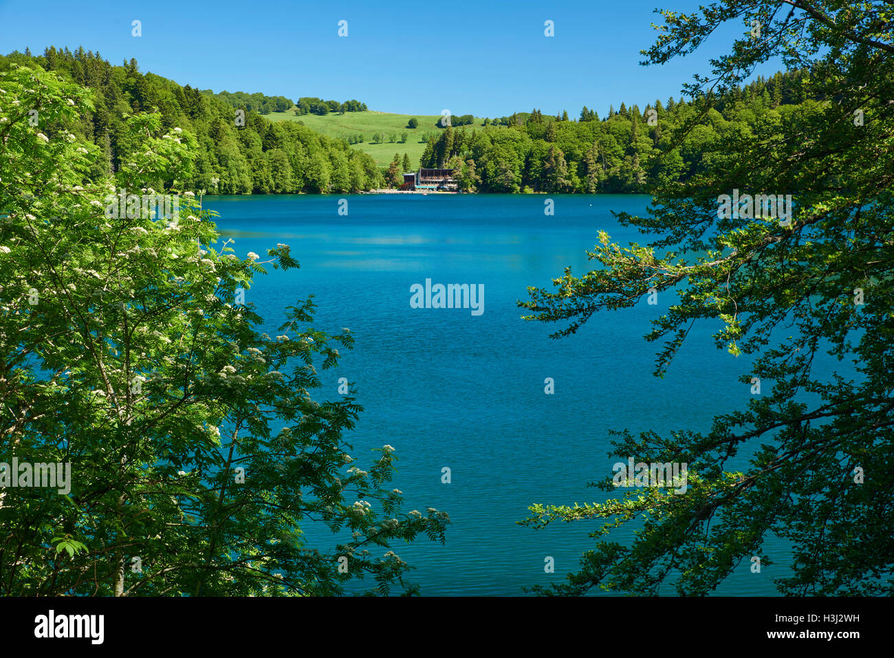 Lac pavin Banque de photographies et d’images à haute résolution - Alamy