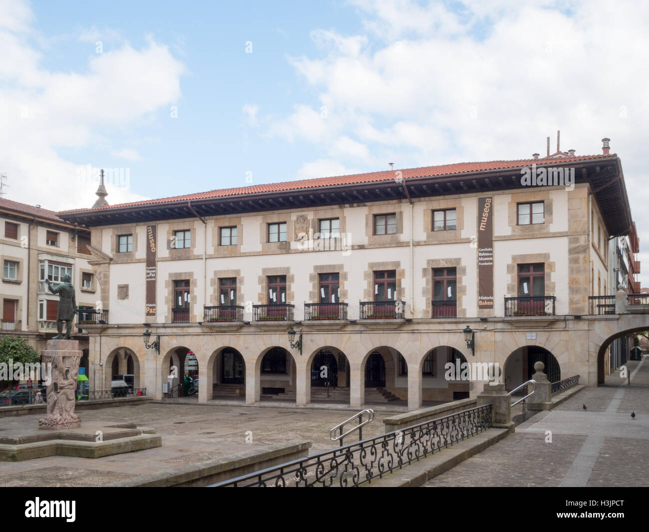 Place de la ville de guernica Banque de photographies et d’images à ...