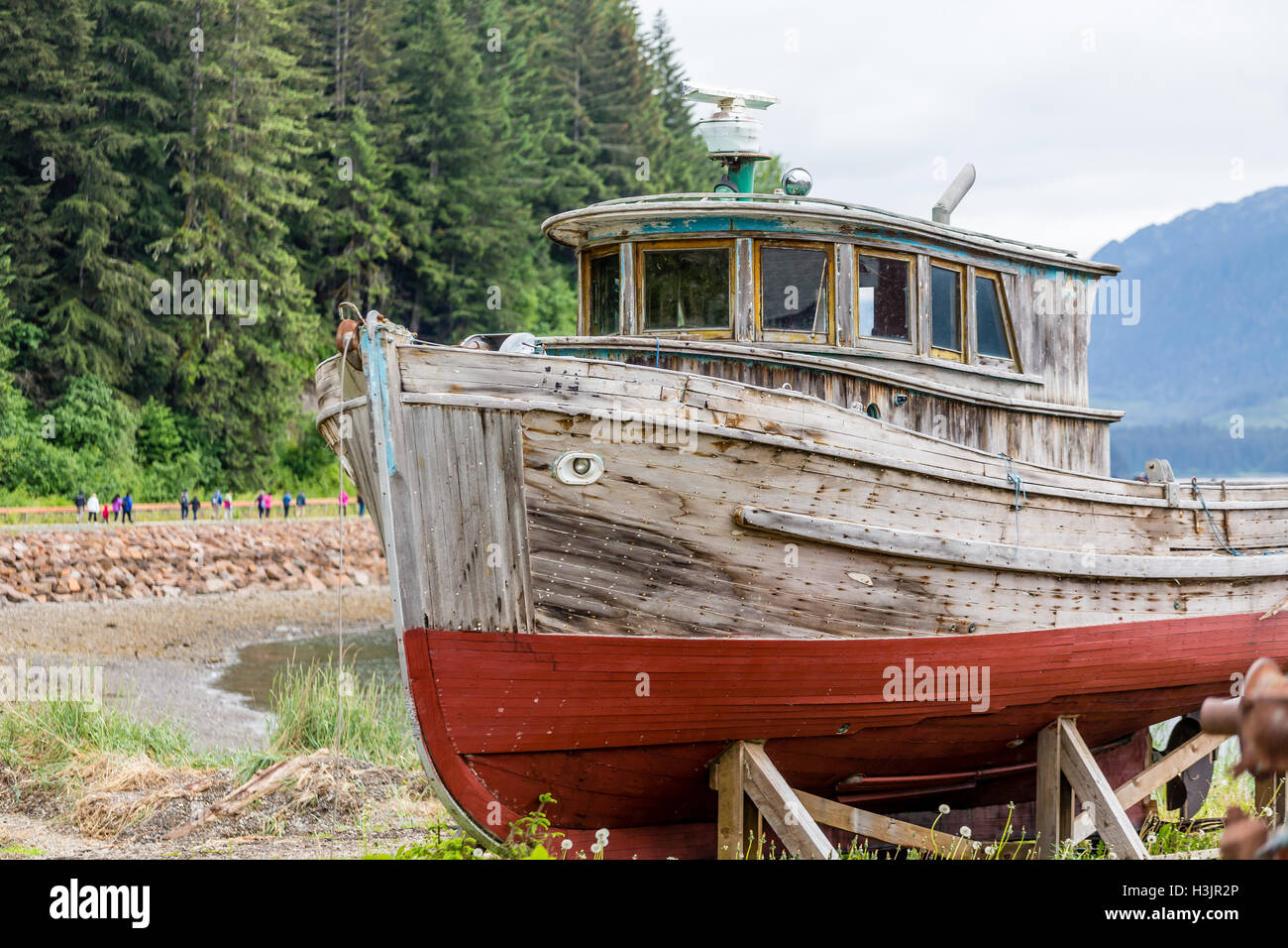 Vieux bateau en bois sur la cale sèche d'Alaska Photo Stock - Alamy