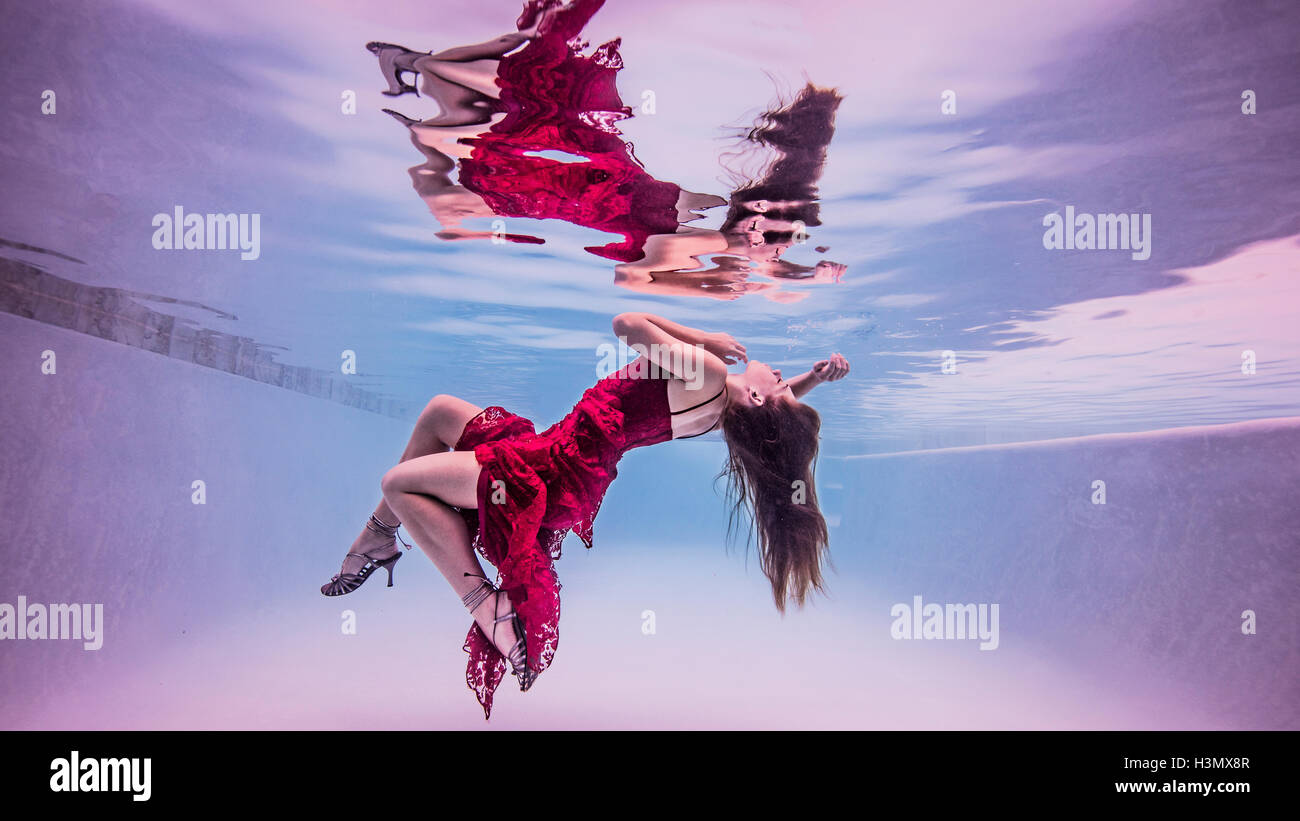 Teenage girl underwater Banque de photographies et d’images à haute ...