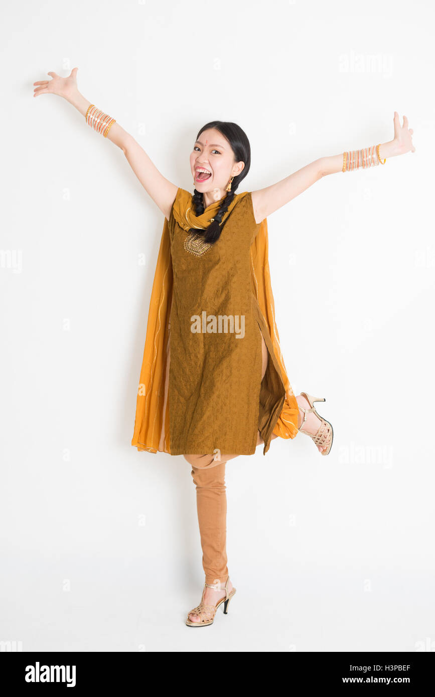 Portrait de race mixte Indian Chinese girl en robe traditionnelle ...