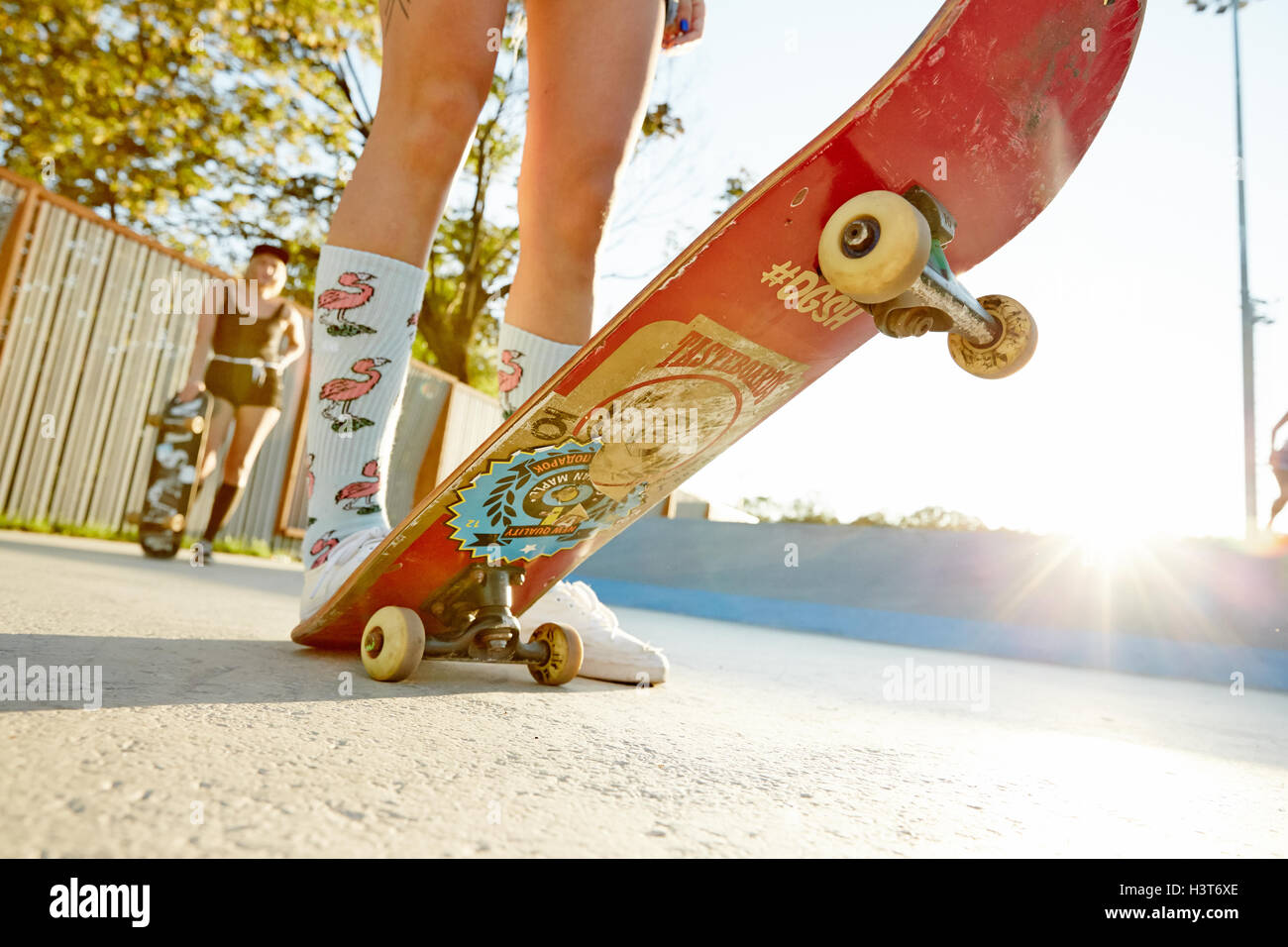 Une Fille Dans Les Chaussettes Est Debout Avec Une Planche à Roulettes