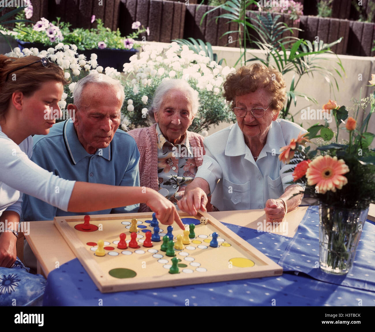 Maison de retraite, personnes âgées, infirmière, jeu de société, jardin ...