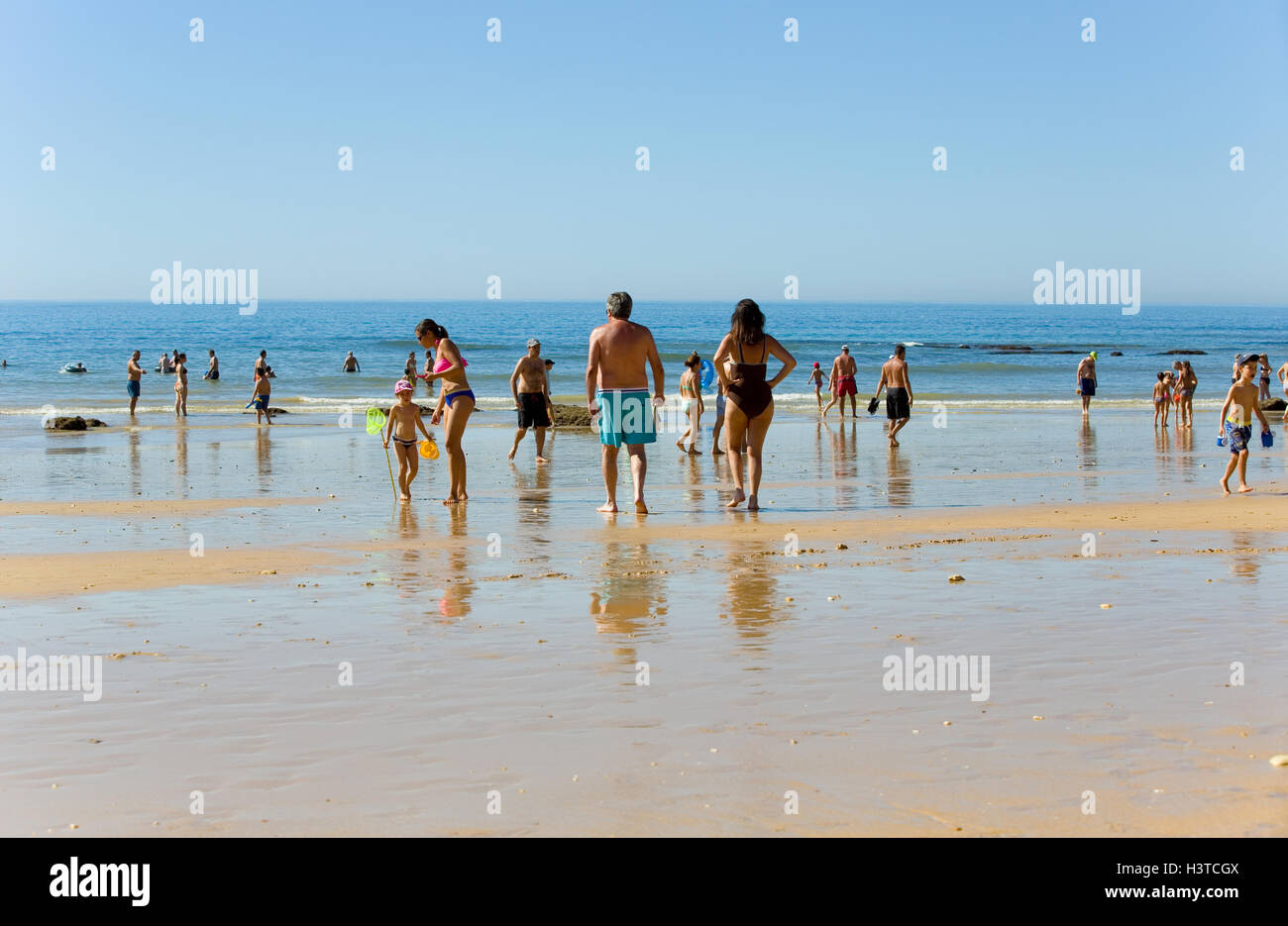 Les personnes à la célèbre plage d'Olhos de Agua Albufeira. Cette plage ...