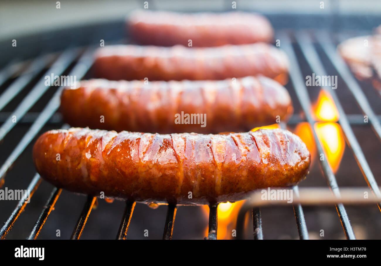 Poêlée de saucisses de porc sur un grill grille Photo Stock - Alamy