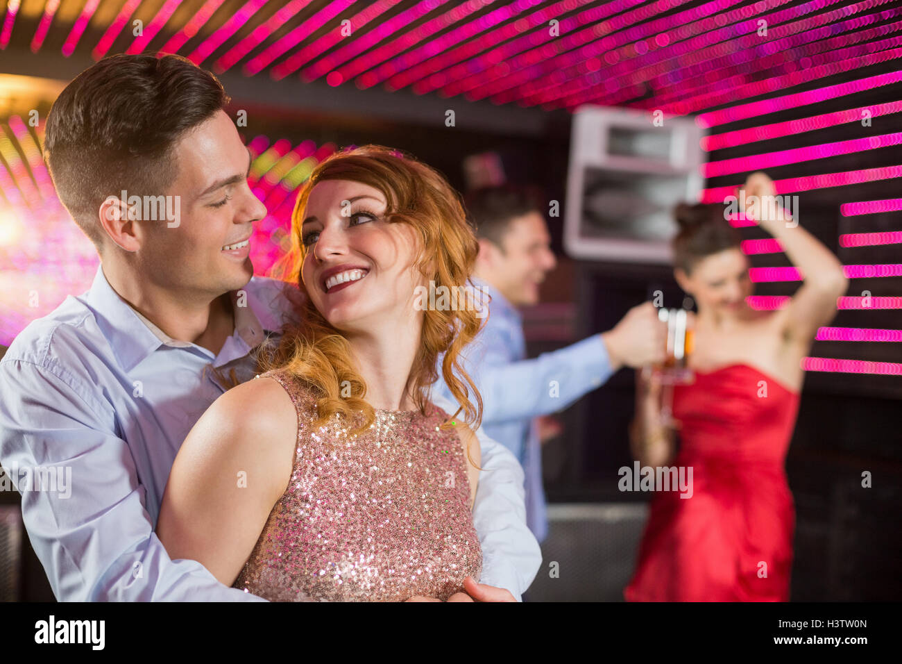 Couple romantique danse dans la nuit Banque de photographies et d’images à haute résolution - Alamy