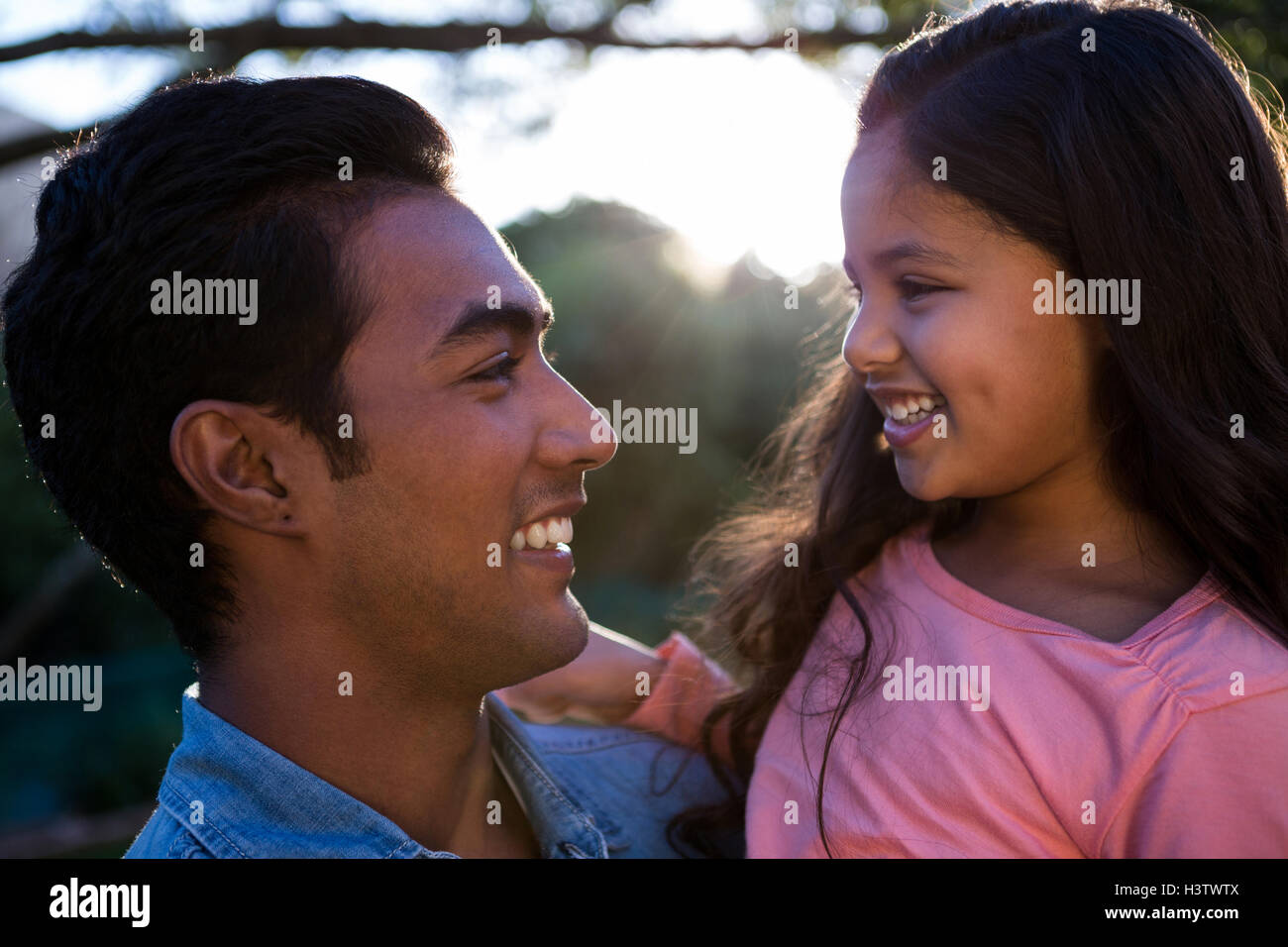 Père portant sa fille dans les bras Banque de photographies et d’images à haute résolution - Alamy