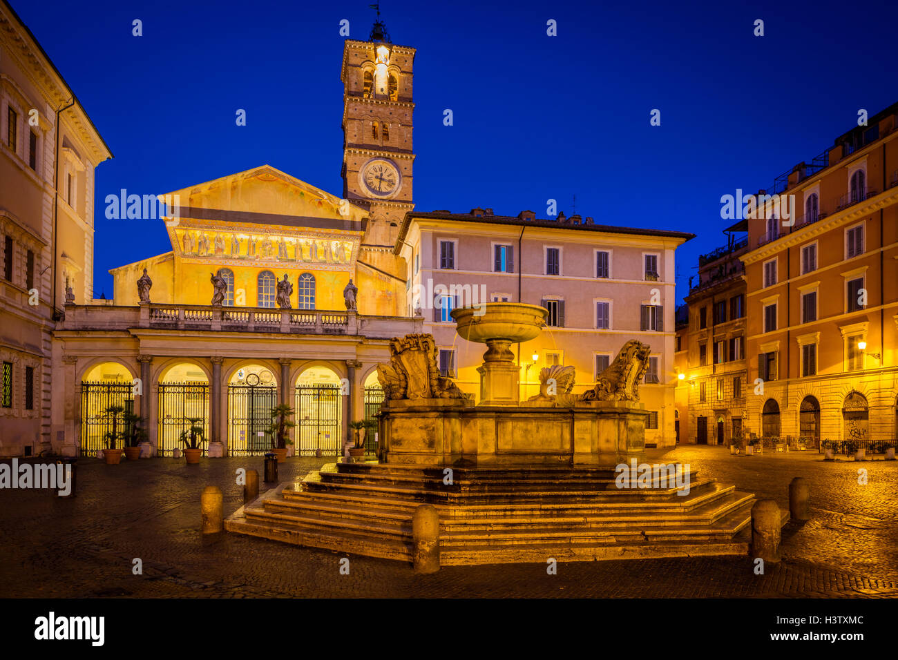 Piazza di Santa Maria et Basilica di Santa Maria in Trastevere la ...