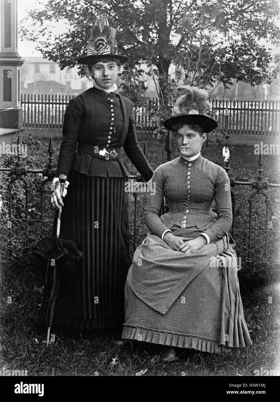 Années 1880 Années 1890 PORTRAIT DEUX FEMMES EN VÊTEMENT ÉLÉGANT PORTER ...