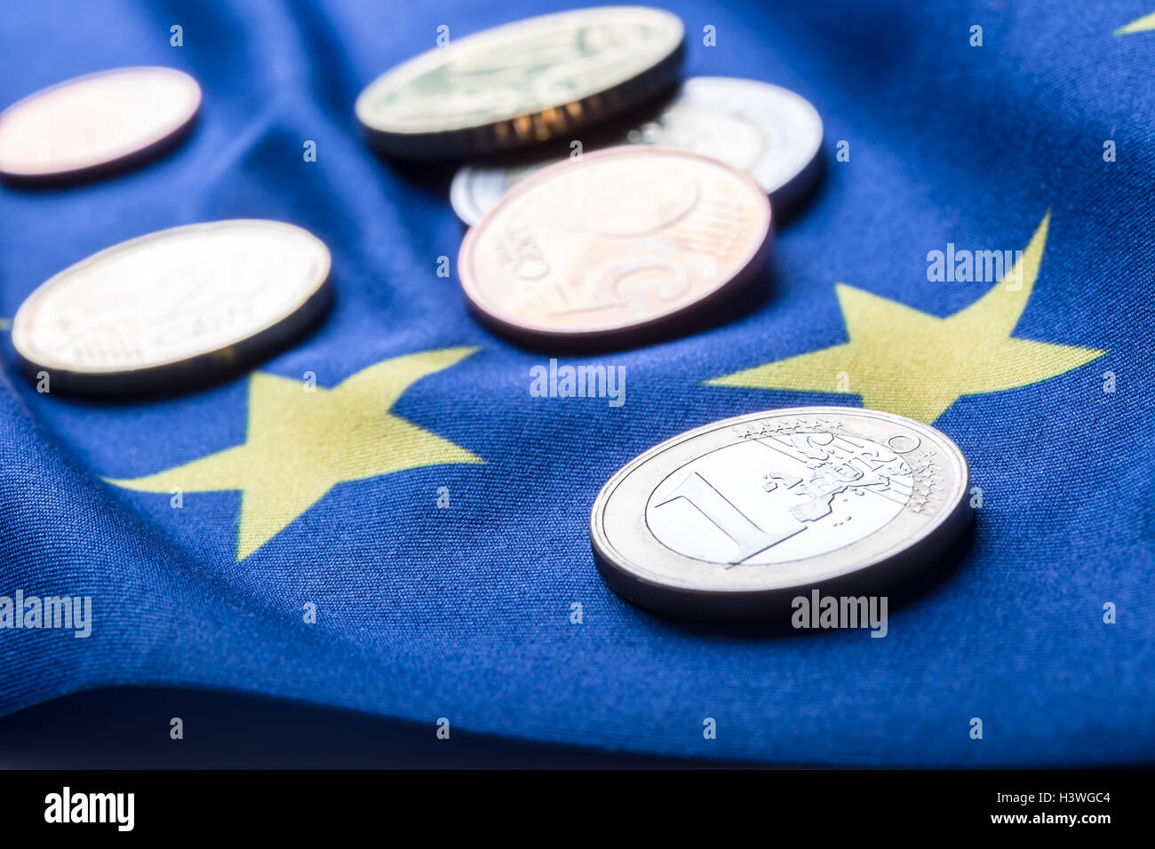 Les pièces en euros. Devise Euro. Euro argent. Drapeau européen et l ...