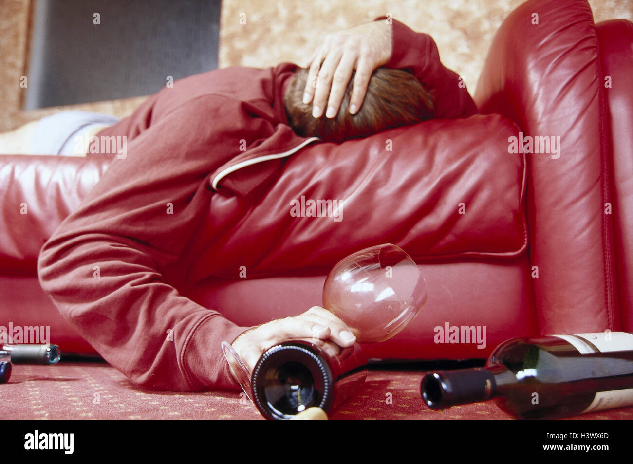 Salons, canapé, l'homme, ivre, flacons en verre, du vin, de très près ...