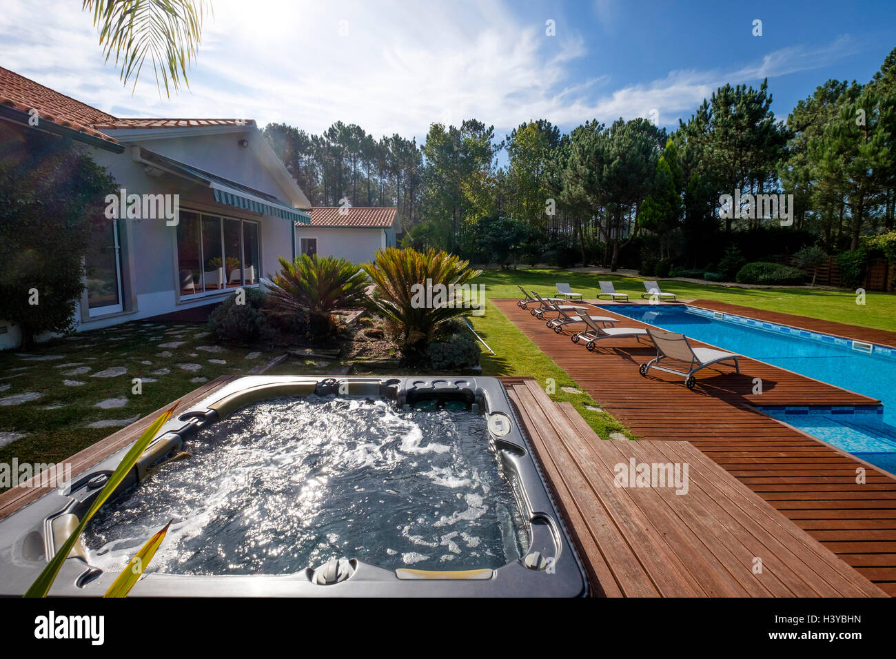 Jacuzzi à côté d'une piscine extérieure Photo Stock - Alamy