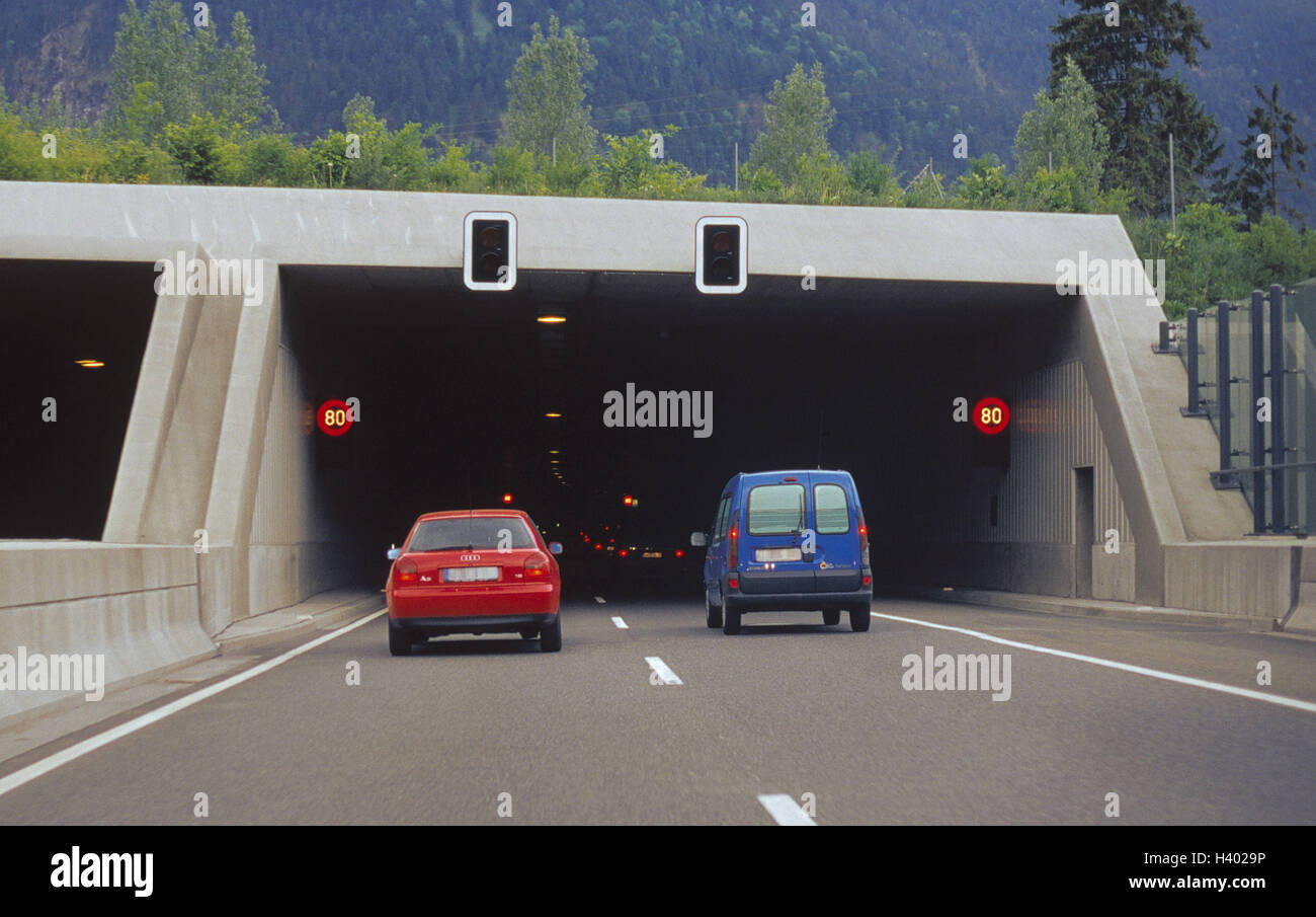 L'autoroute, l'entrée de tunnel, limite de vitesse, 80 km/h, voitures ...