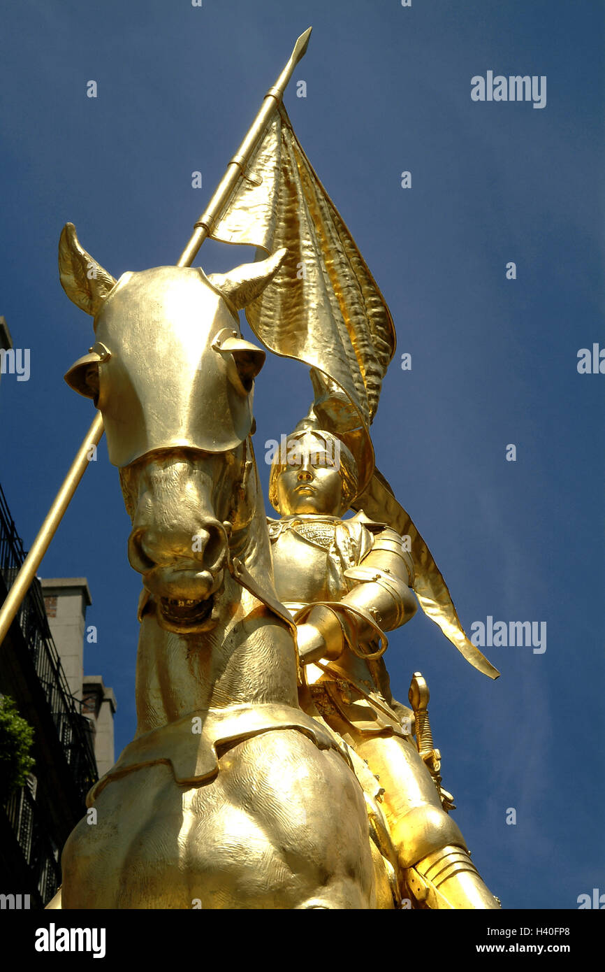 France, Paris, Rue de Rivoli, Place Des Pyramides, la statue équestre ...