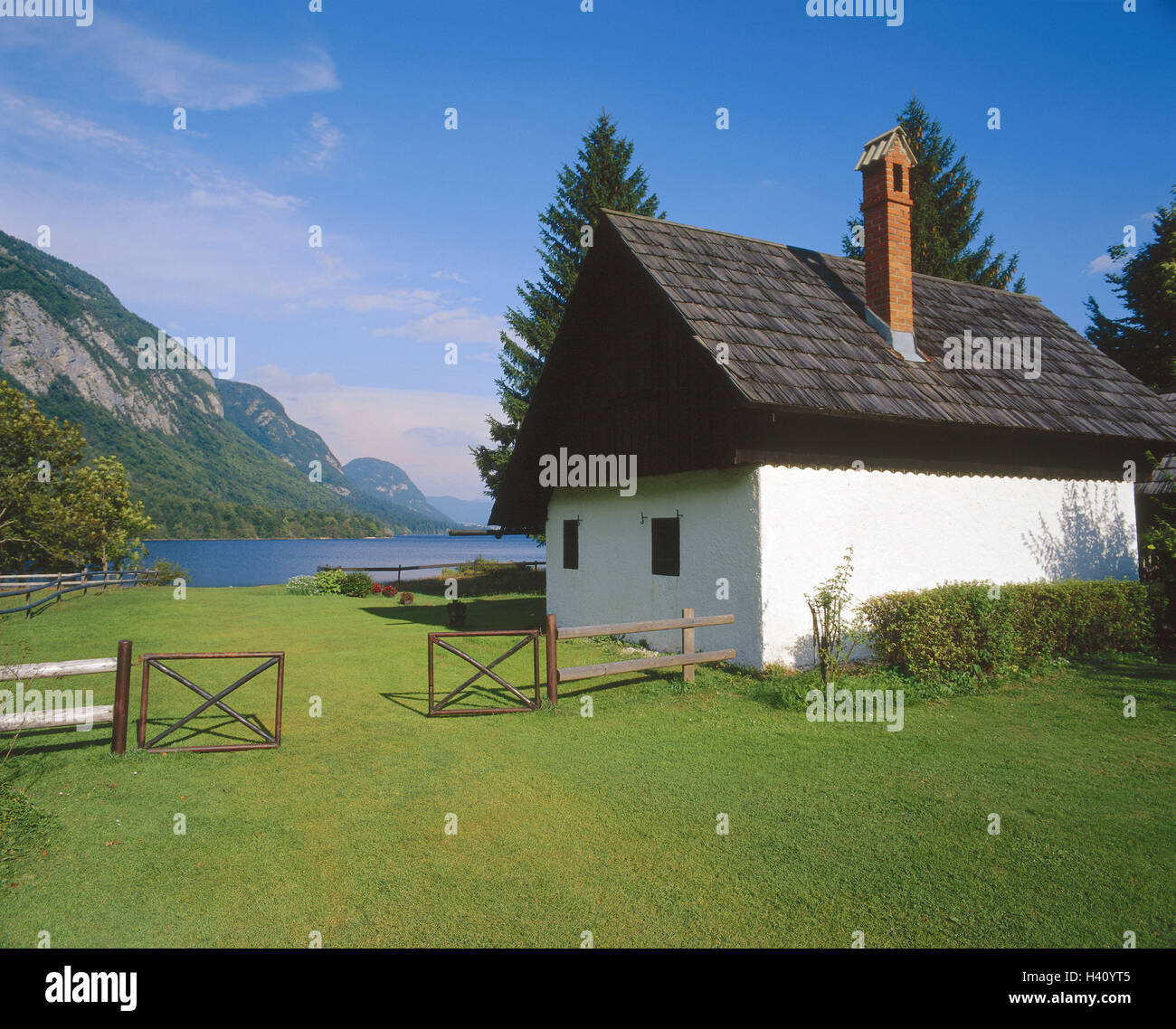 La Slovénie, lac de Bohinj, Ukanc, maison, jardin, en Europe, dans les ...