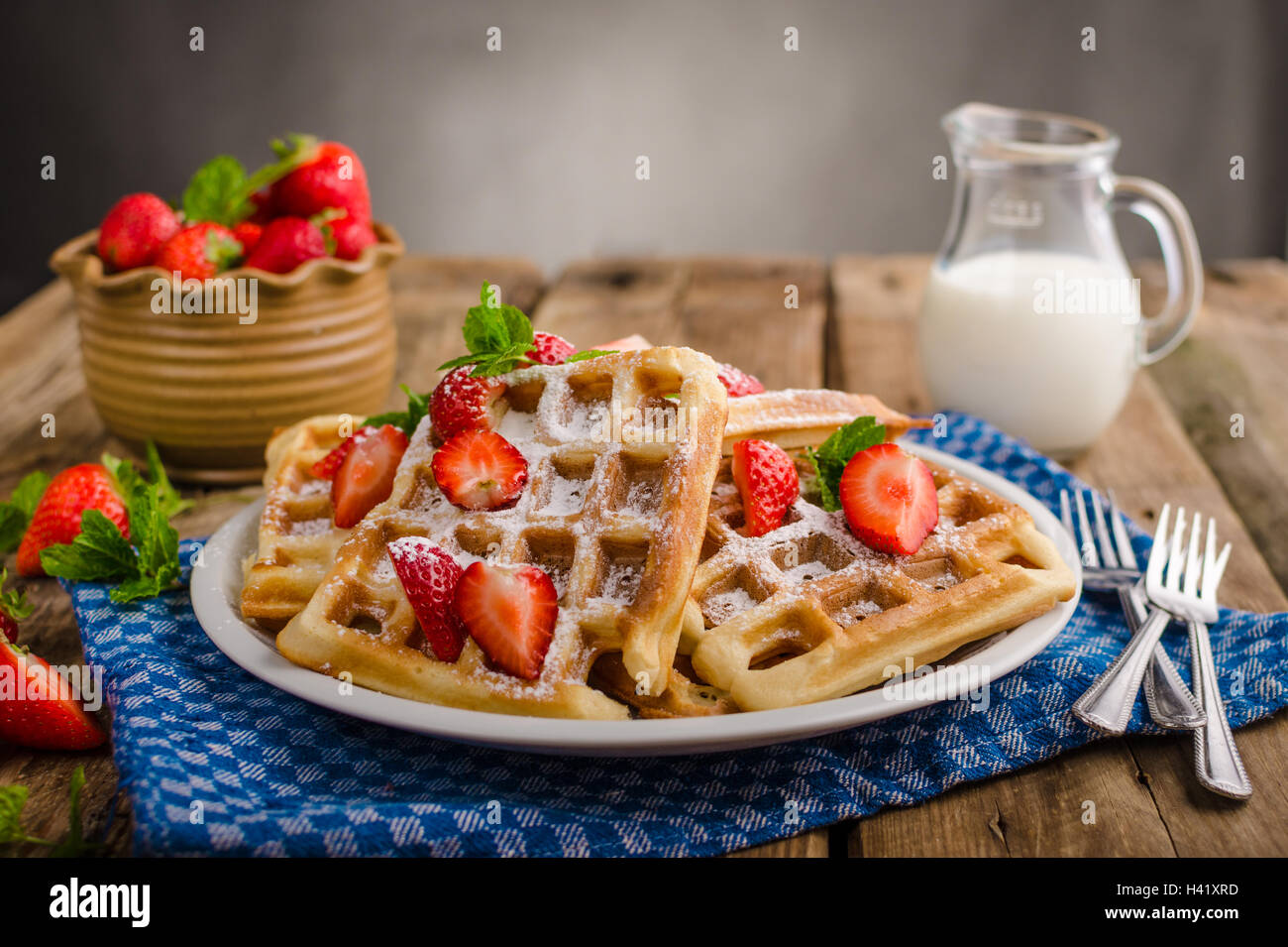 Gaufres Belges d'origine, saupoudré de sucre et de fraises, peu de ...