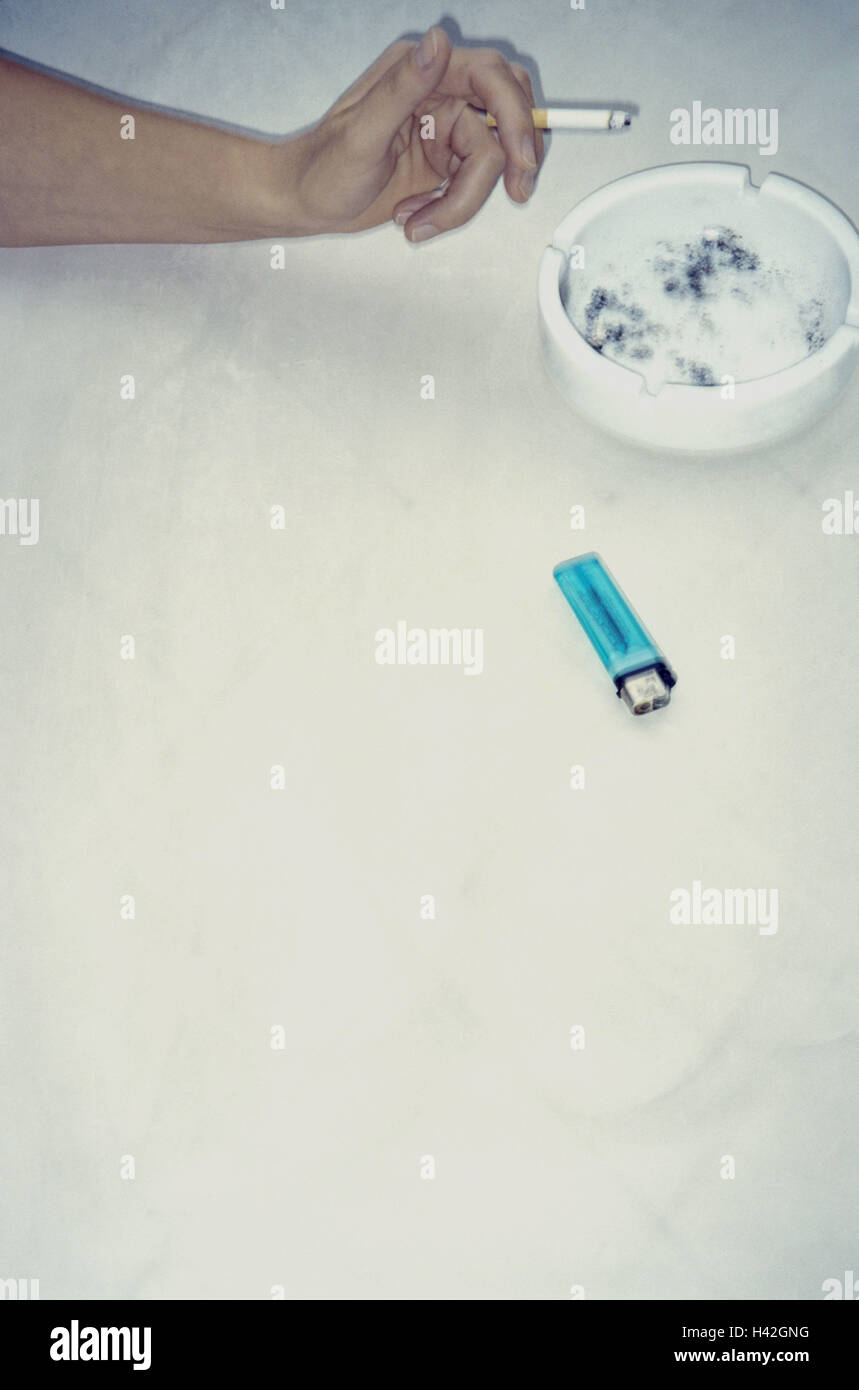 Consommation de cigarettes Banque de photographies et d’images à haute ...