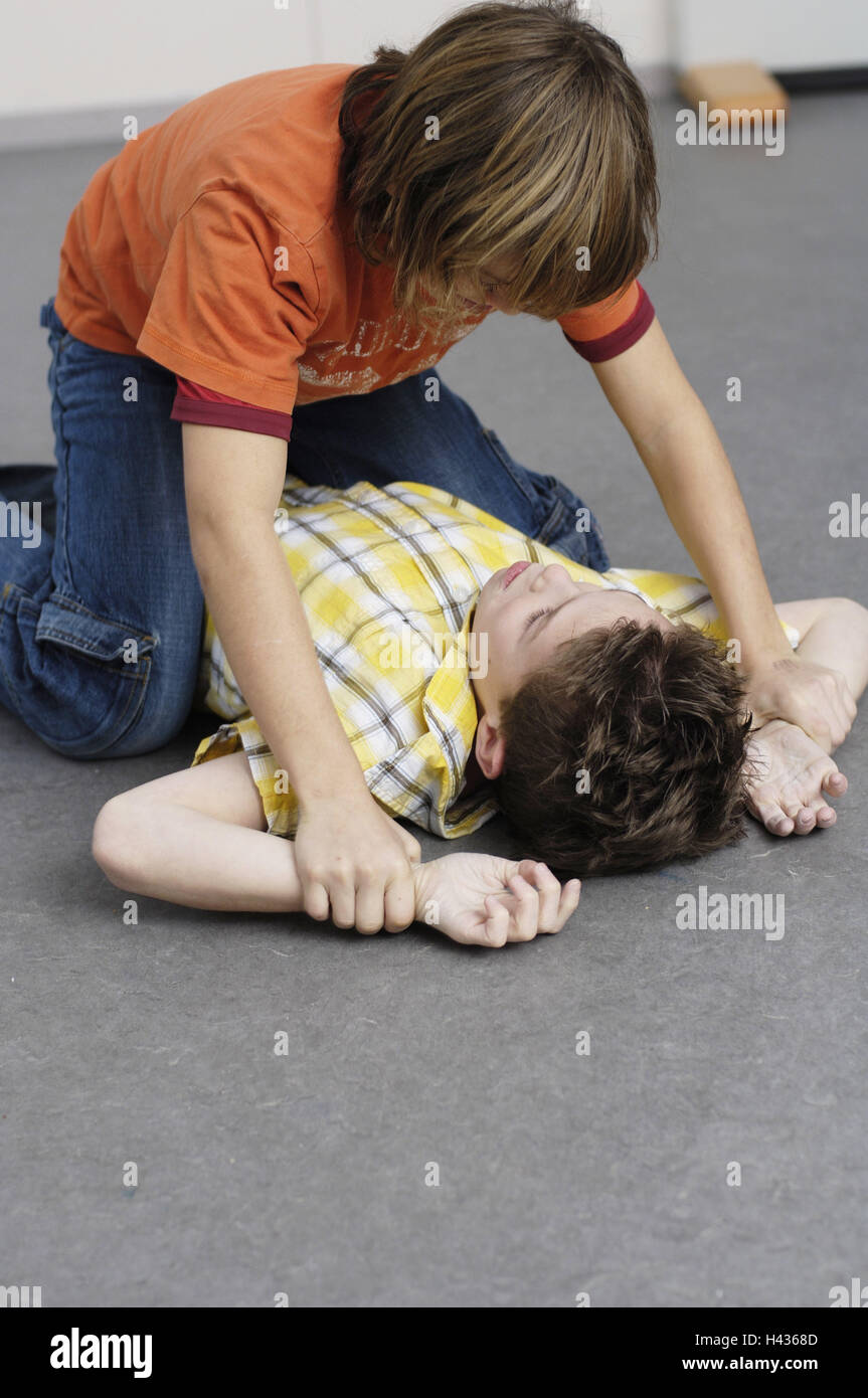 Les garçons, l'école, bagarre Photo Stock - Alamy