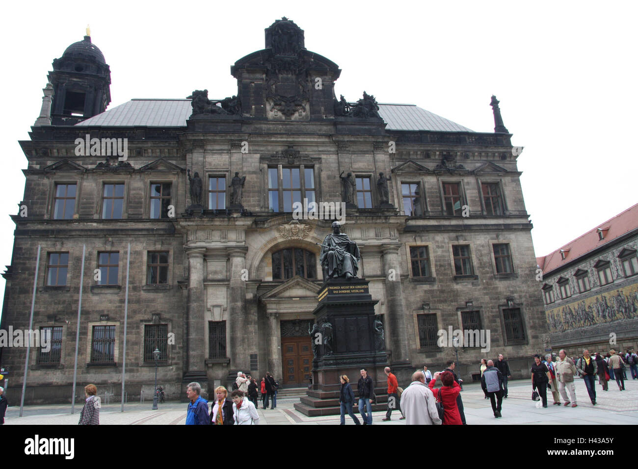Dresden statue higher regional court Banque de photographies et d ...