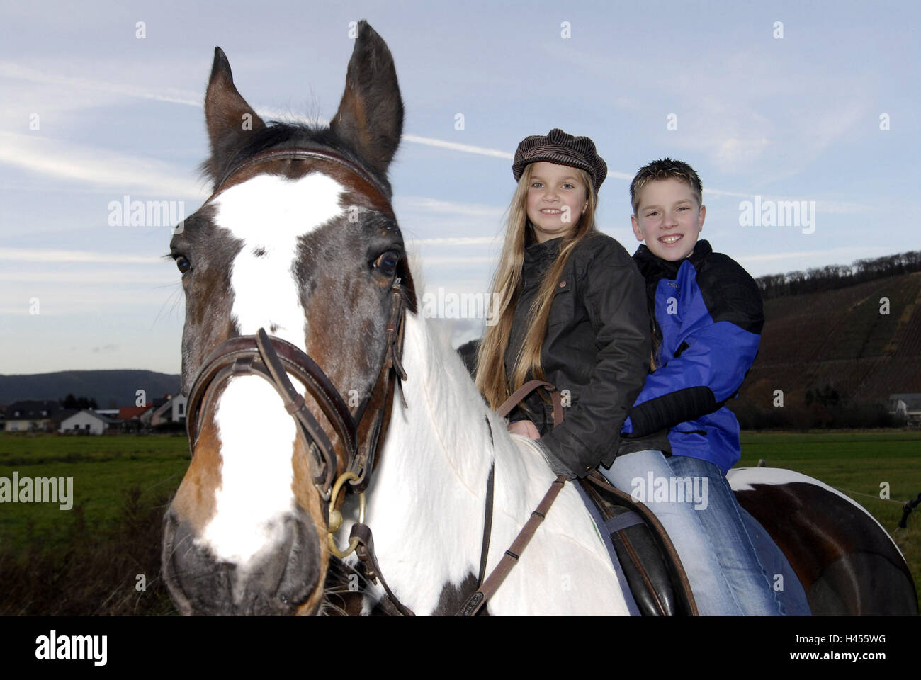 Girl boy horse Banque de photographies et d’images à haute résolution ...