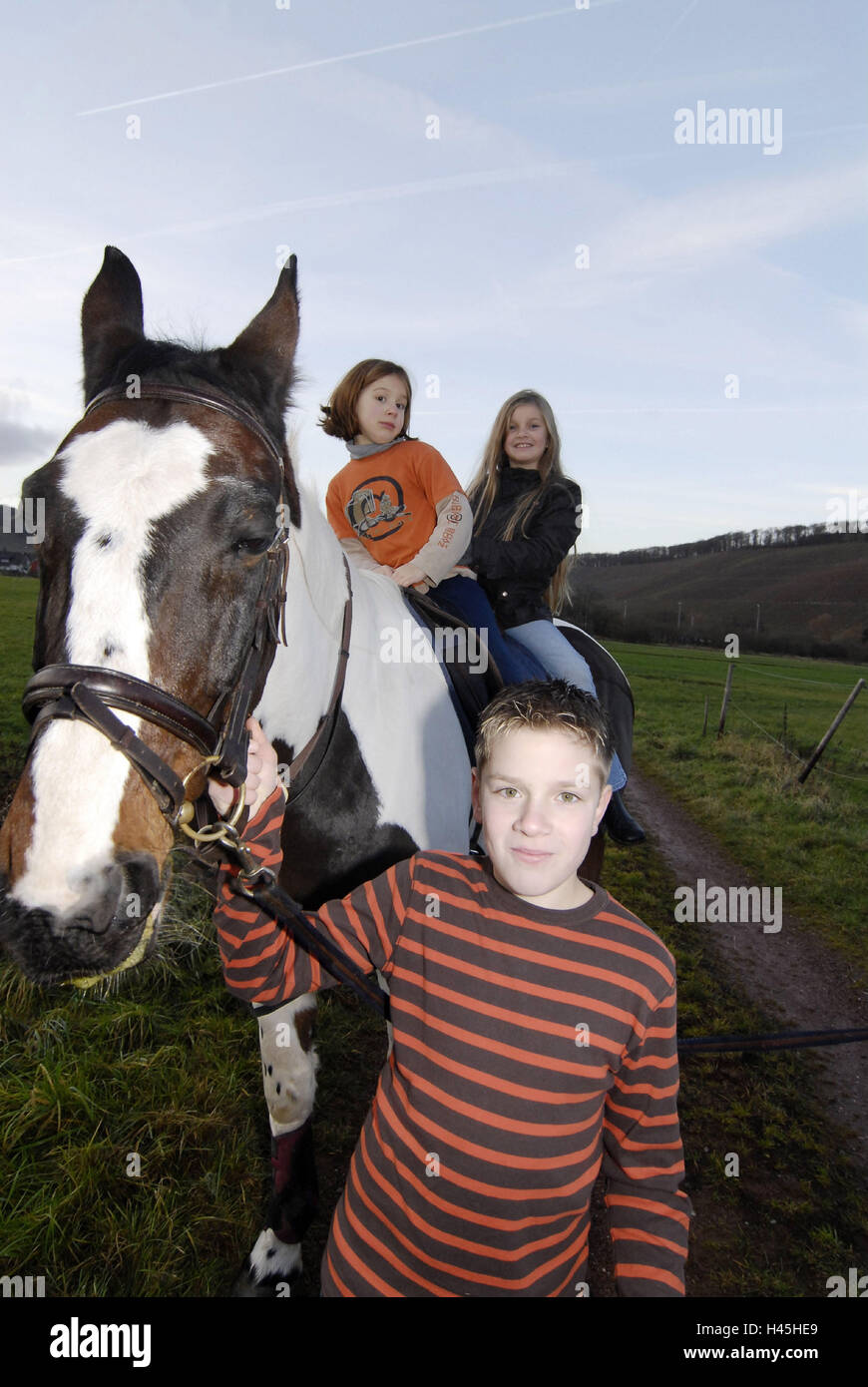 Girl boy horse Banque de photographies et d’images à haute résolution ...