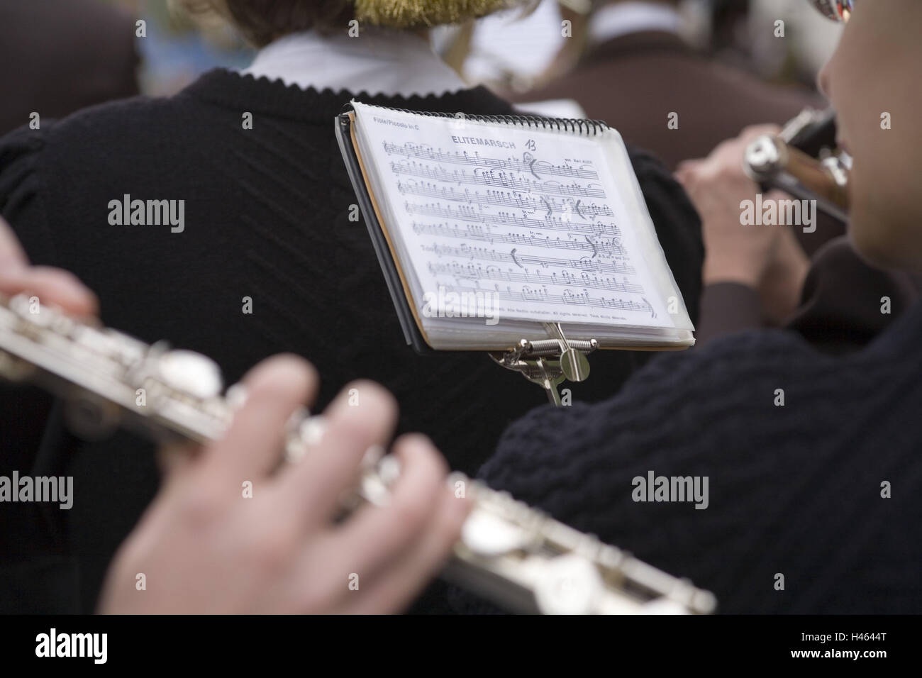 The transverse flute play Banque de photographies et d’images à haute ...