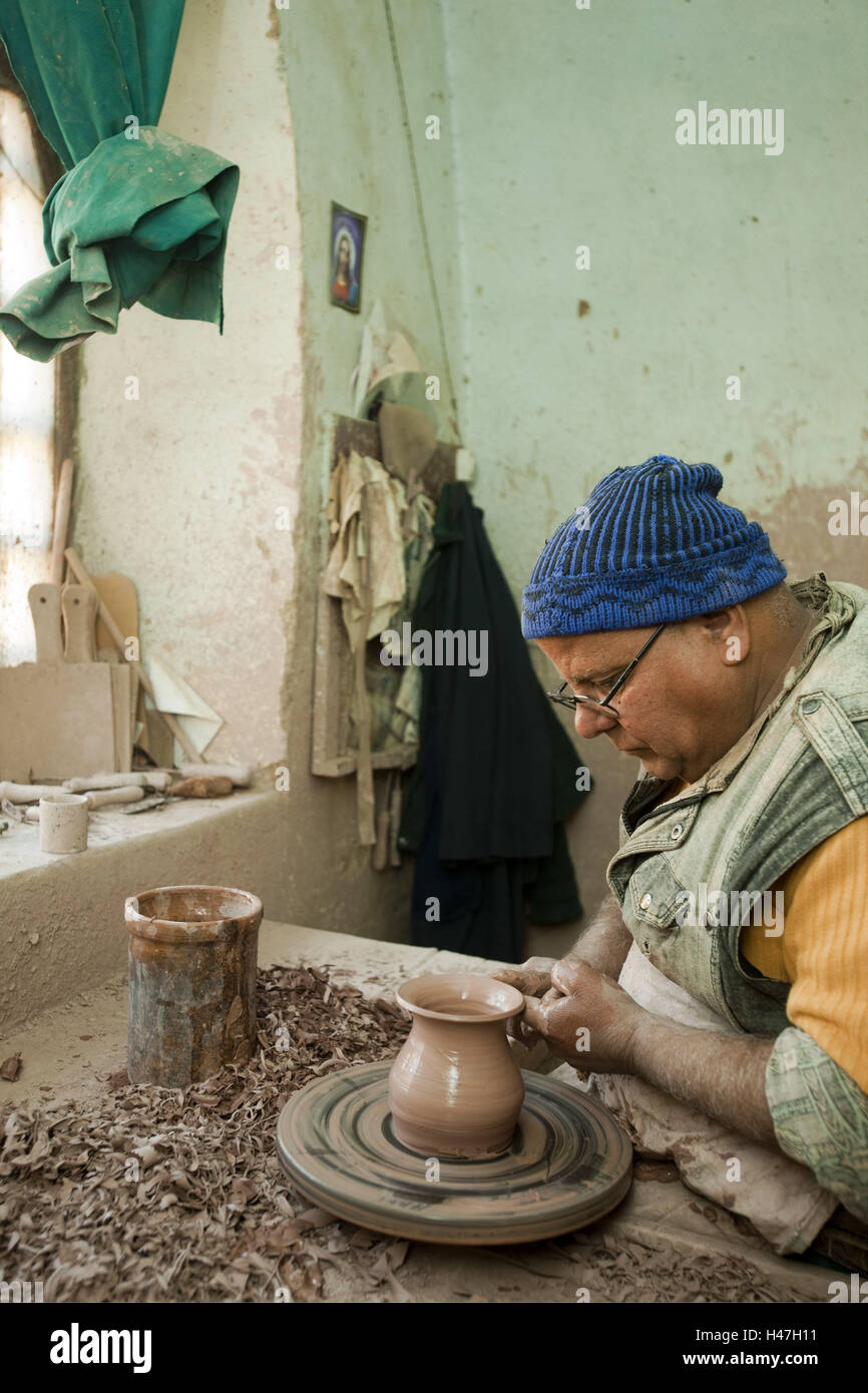 L'Égypte, de la poterie dans le village copte Garagos au nord de Louxor ...