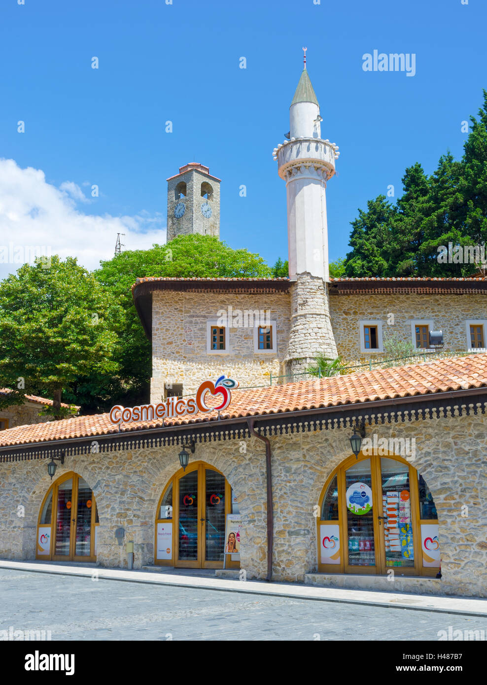 La rue touristique avec l'ancienne mosquée de pierre sur l'arrière-plan ...