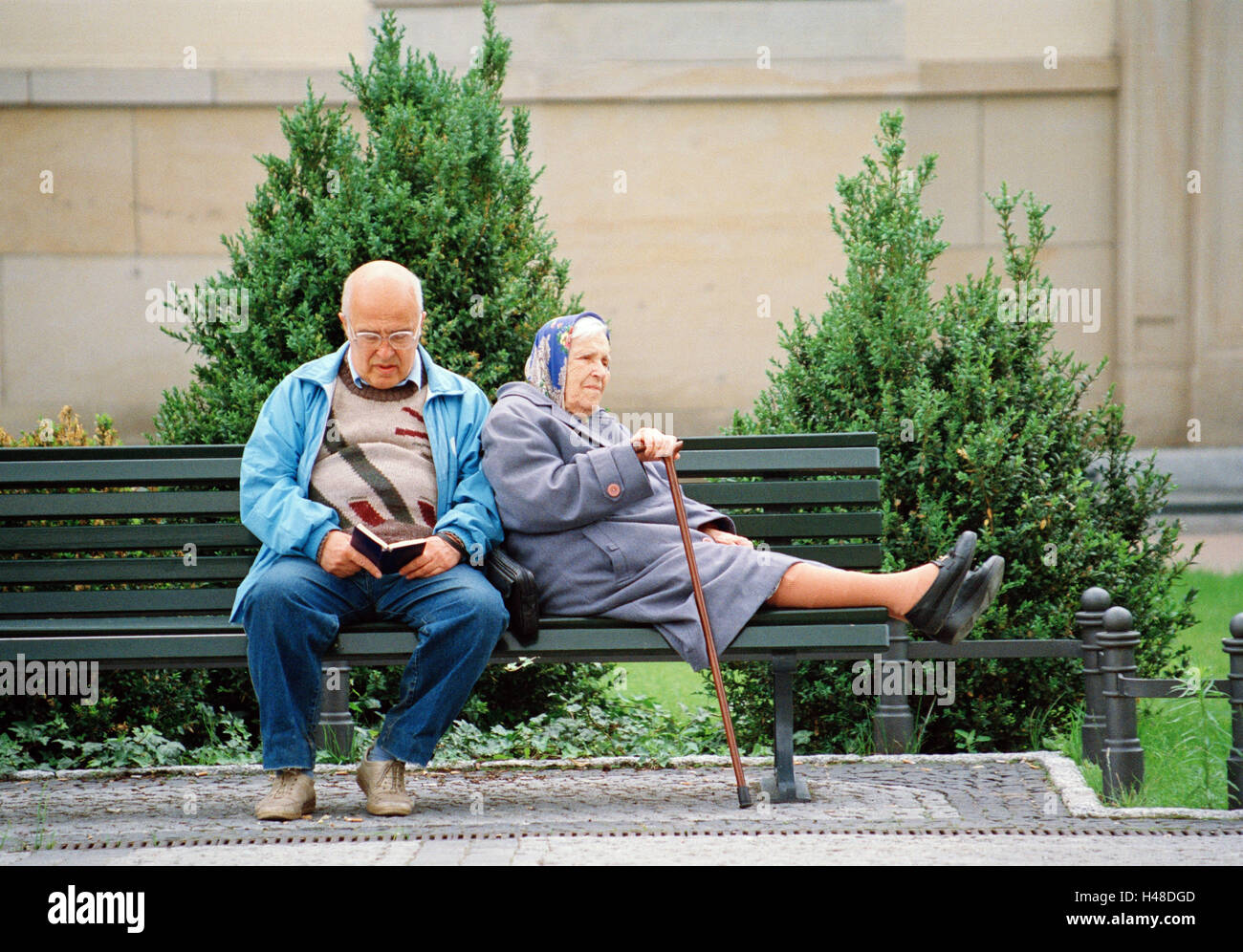Banc De Parc Couple Assis Reste Le Modèle Ne Libération Selle