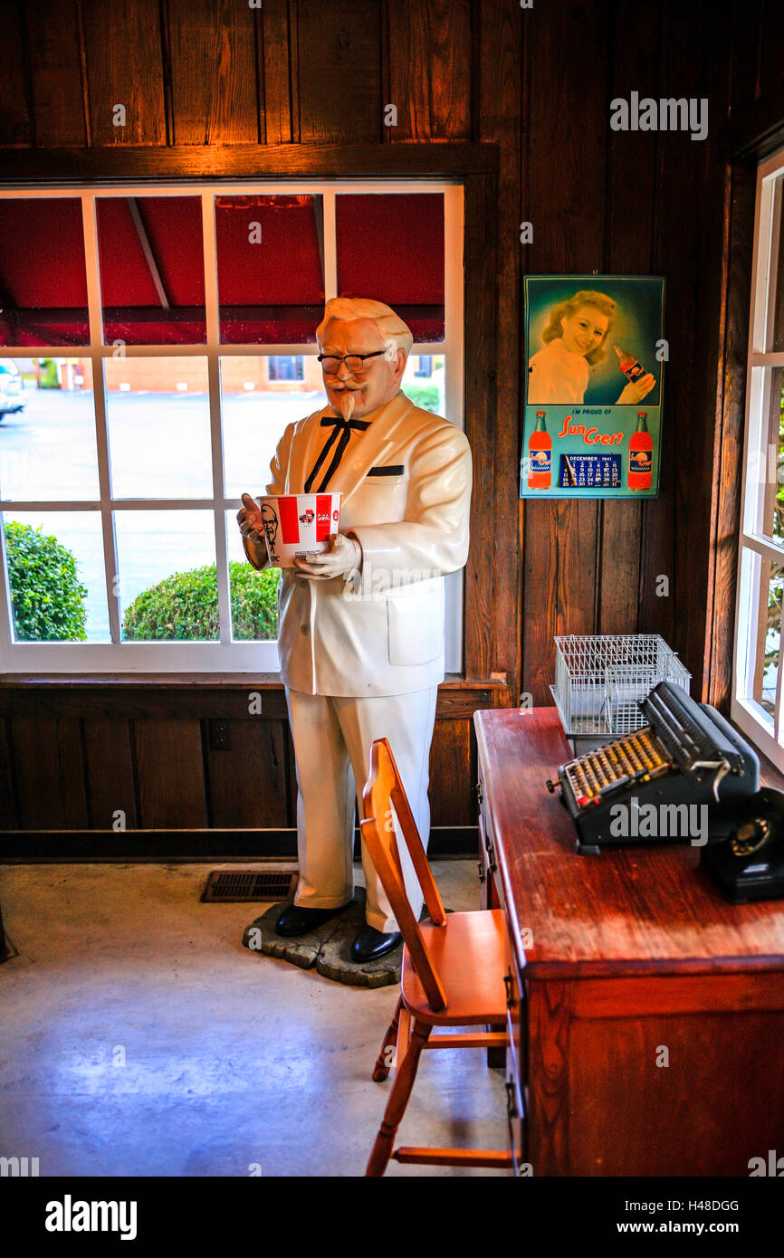 Le Colonel Sanders KFC Harland Sanders statue à l'intérieur du café et ...