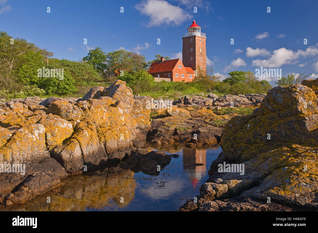Le Danemark, Svaneke, Svaneke Fyr, phare, la mer Baltique, rock beach ...