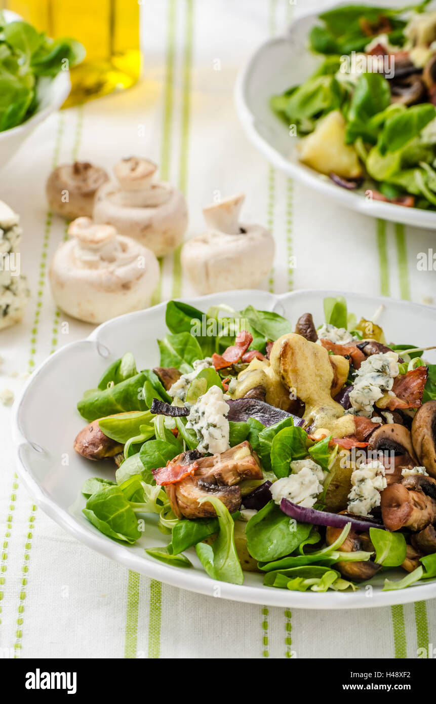 Avec salade de pommes de terre et au fromage bleu, du bacon, de l'huile ...