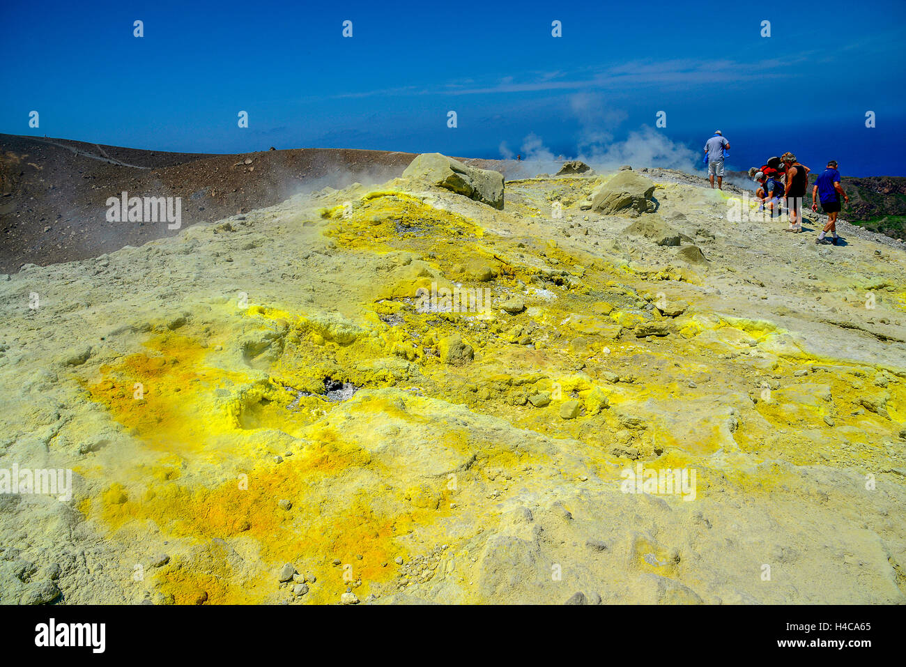 Italie Sicile Iles Eoliennes Ile Vulcano Île Volcan fumerolles riches ...