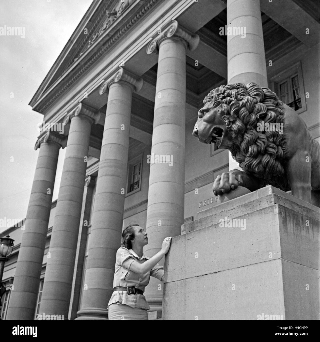 Eine Frau vor der Löwenstatue am Eingang von Schloss Rosenstein à Bad ...