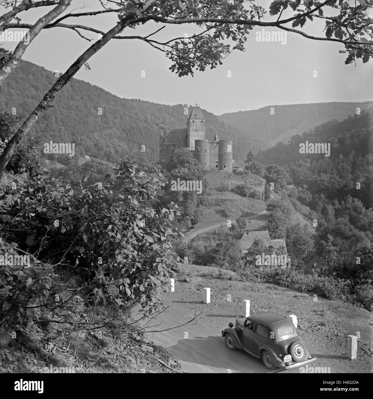 Mit dem ford eifel bei schloss burresheim in der eifel Banque de photographies et d’images à ...