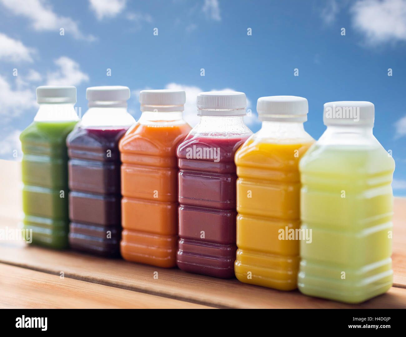 Bouteilles avec différents jus de fruits ou de légumes Photo Stock - Alamy