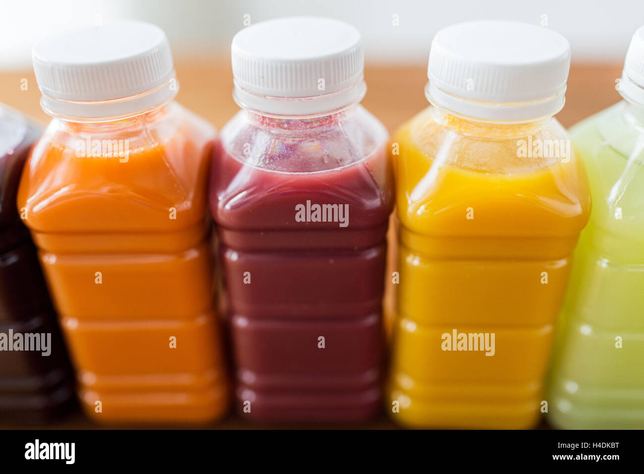 Bouteilles avec différents jus de fruits ou de légumes Photo Stock - Alamy